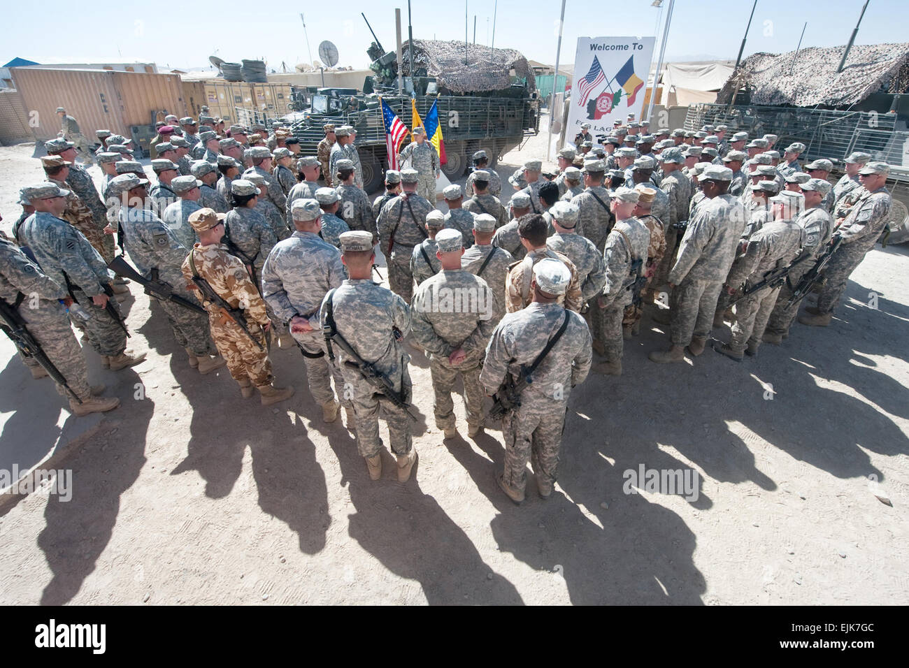 Huddle military hi-res stock photography and images - Alamy