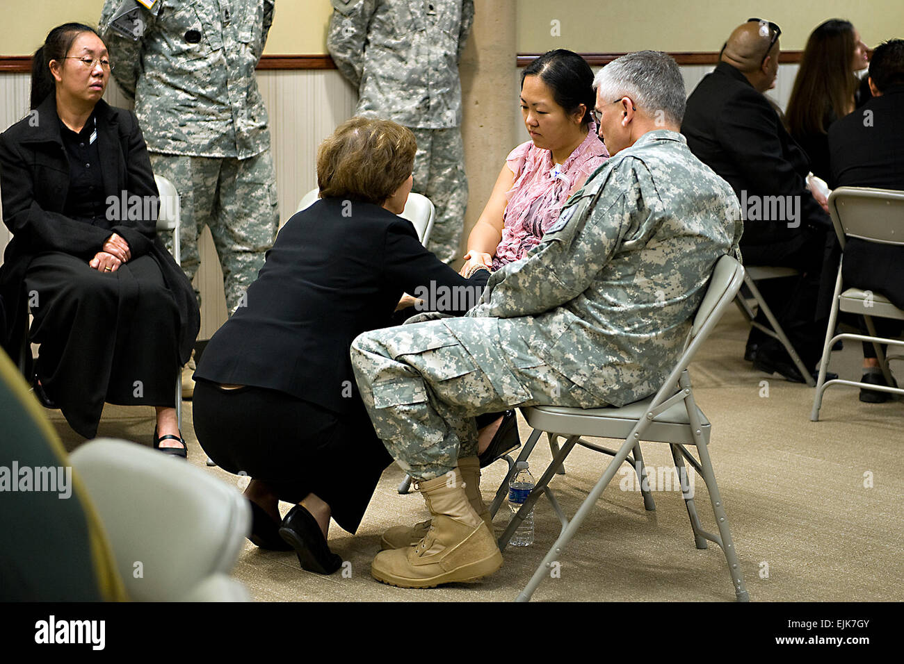 Army Chief of Staff Gen. George W. Casey and his wife Sheila meet with ...