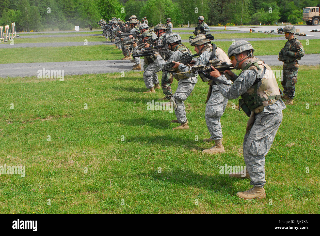 U.S. Army Soldiers from the 2nd Stryker Cavalry Regiment 2nd SCR ...