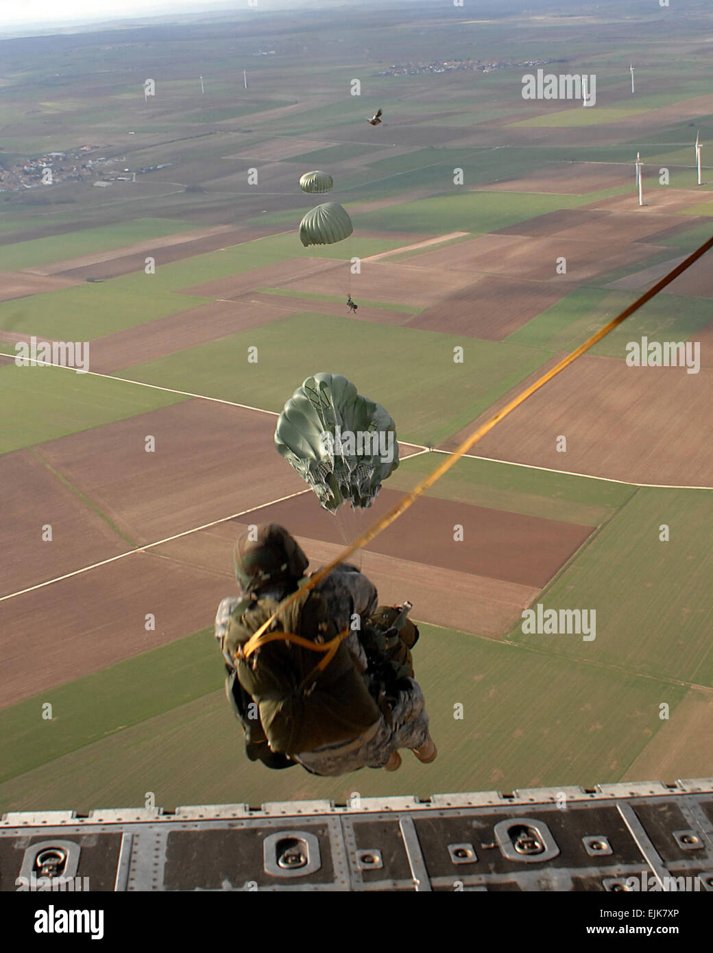 U.S. Army Soldiers with the 5th Quartermaster Detachment Aerial ...