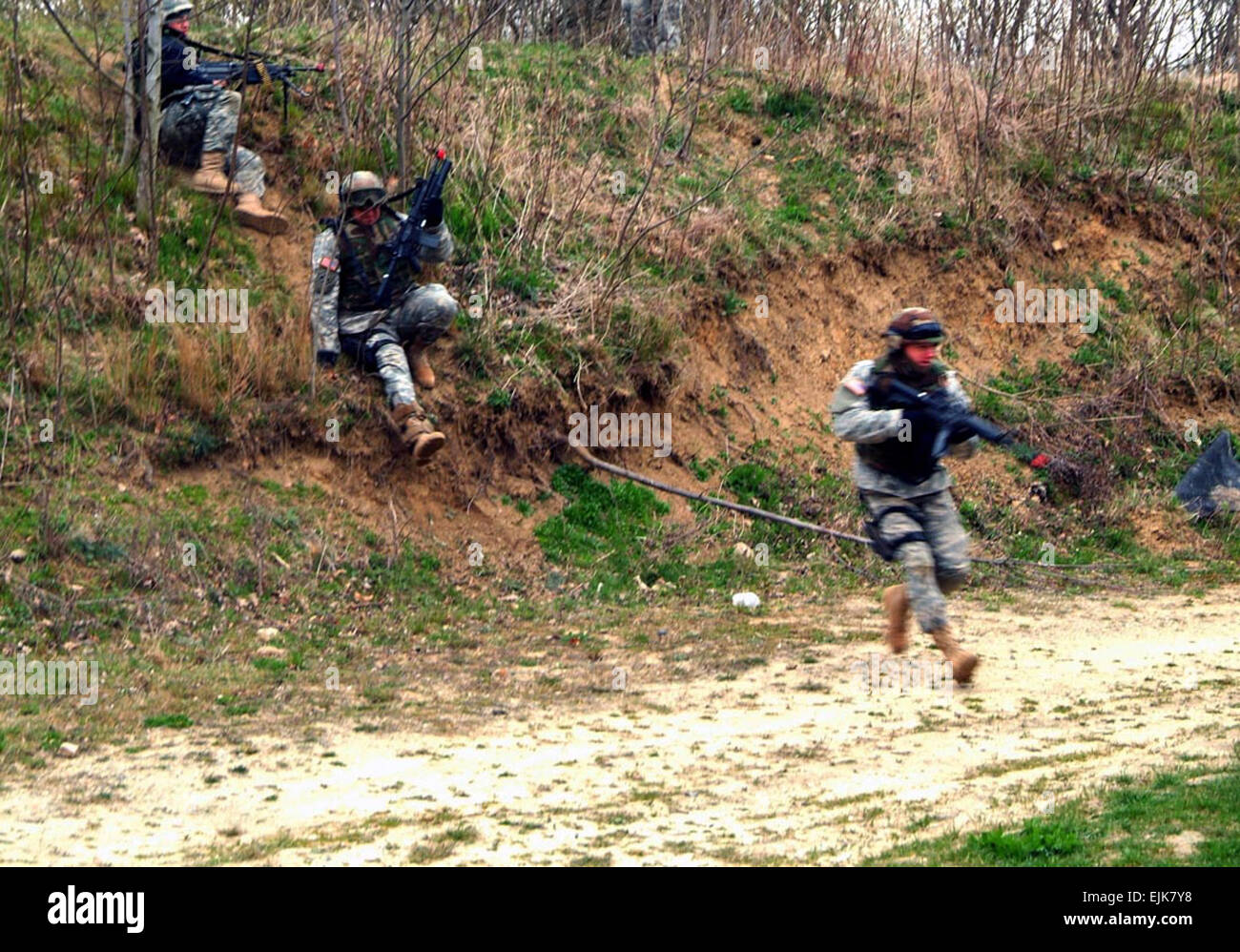 U.S. Army Soldiers from the 501st Military Police Company scramble down ...