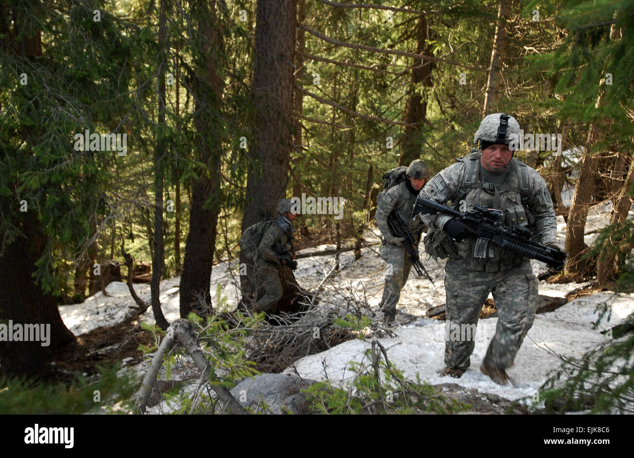 U.S. Army Soldiers assigned to Bravo Company, 1st Infantry Division ...