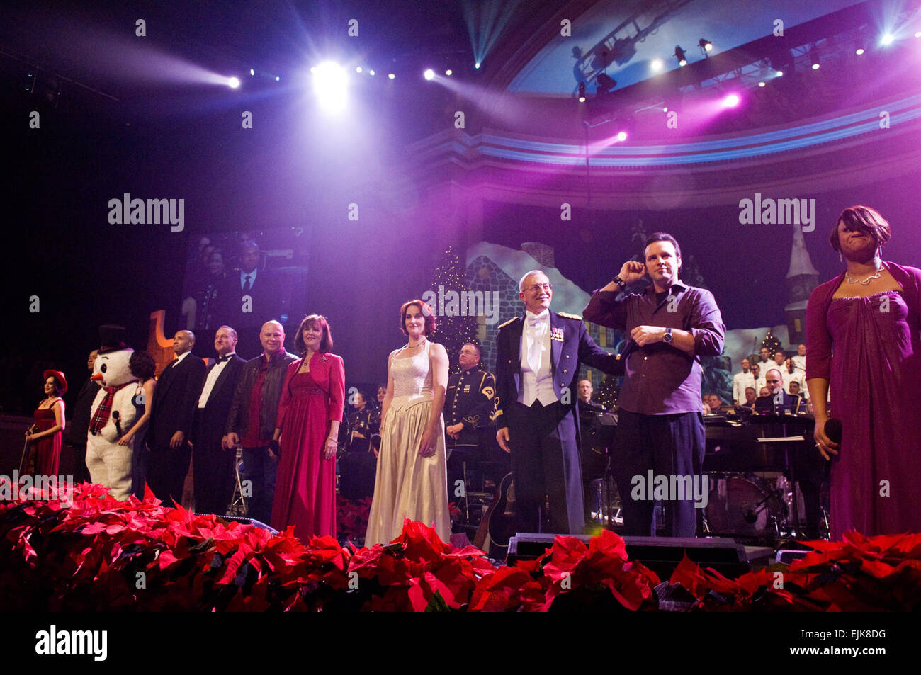 Members of the U. S. Army Band Pershing's Own and country singer Mark ...