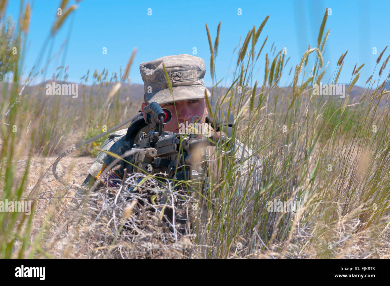 Pfc. John Mumpower, scout observer, C/38th ABN Long Range Surveillance ...