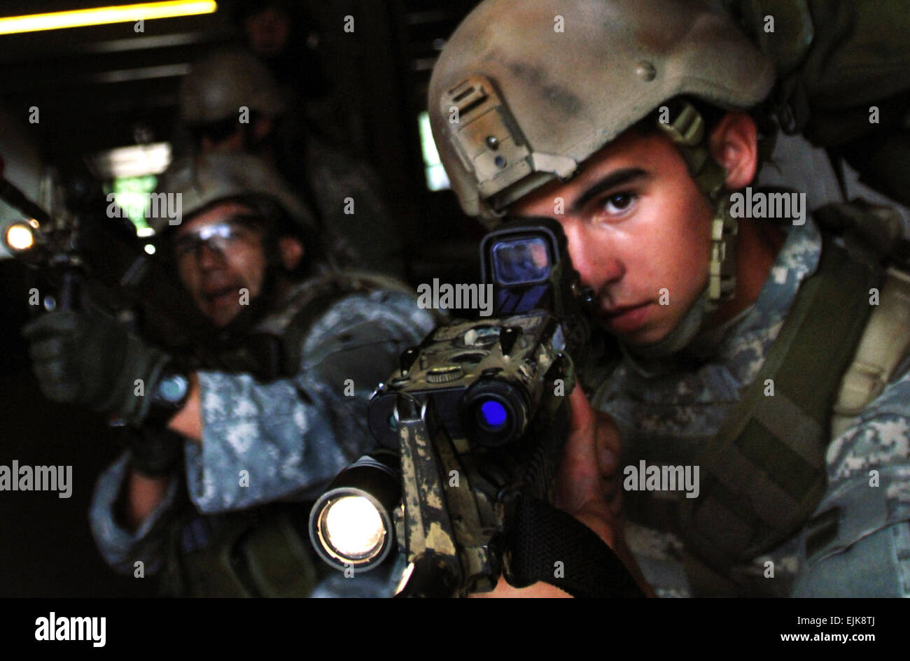U.S. Army Soldiers of Foxtrot Company, 5th Battalion, 101st Aviation ...