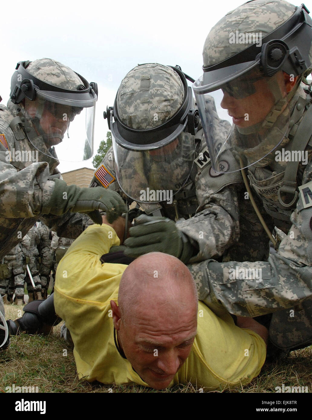 U.S. Army Soldiers from the 130th Military Police Company, Tennessee ...