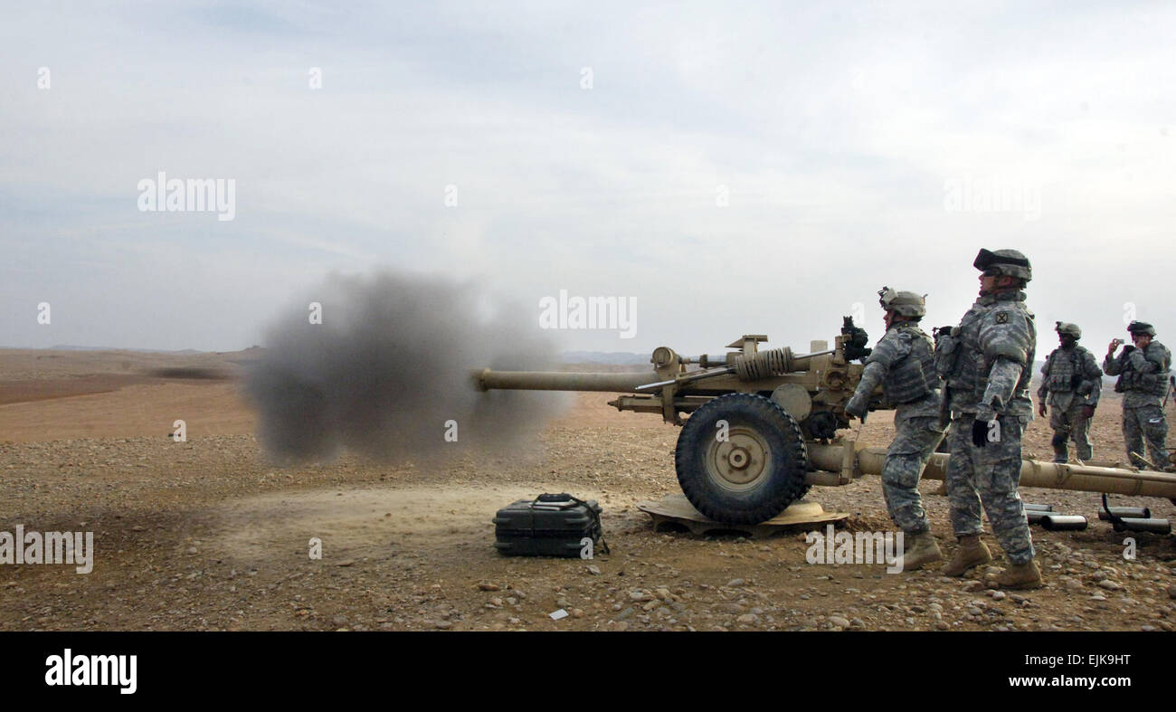 U.S. Army Soldiers from Bravo Battery, 3rd Battalion, 6th Field ...