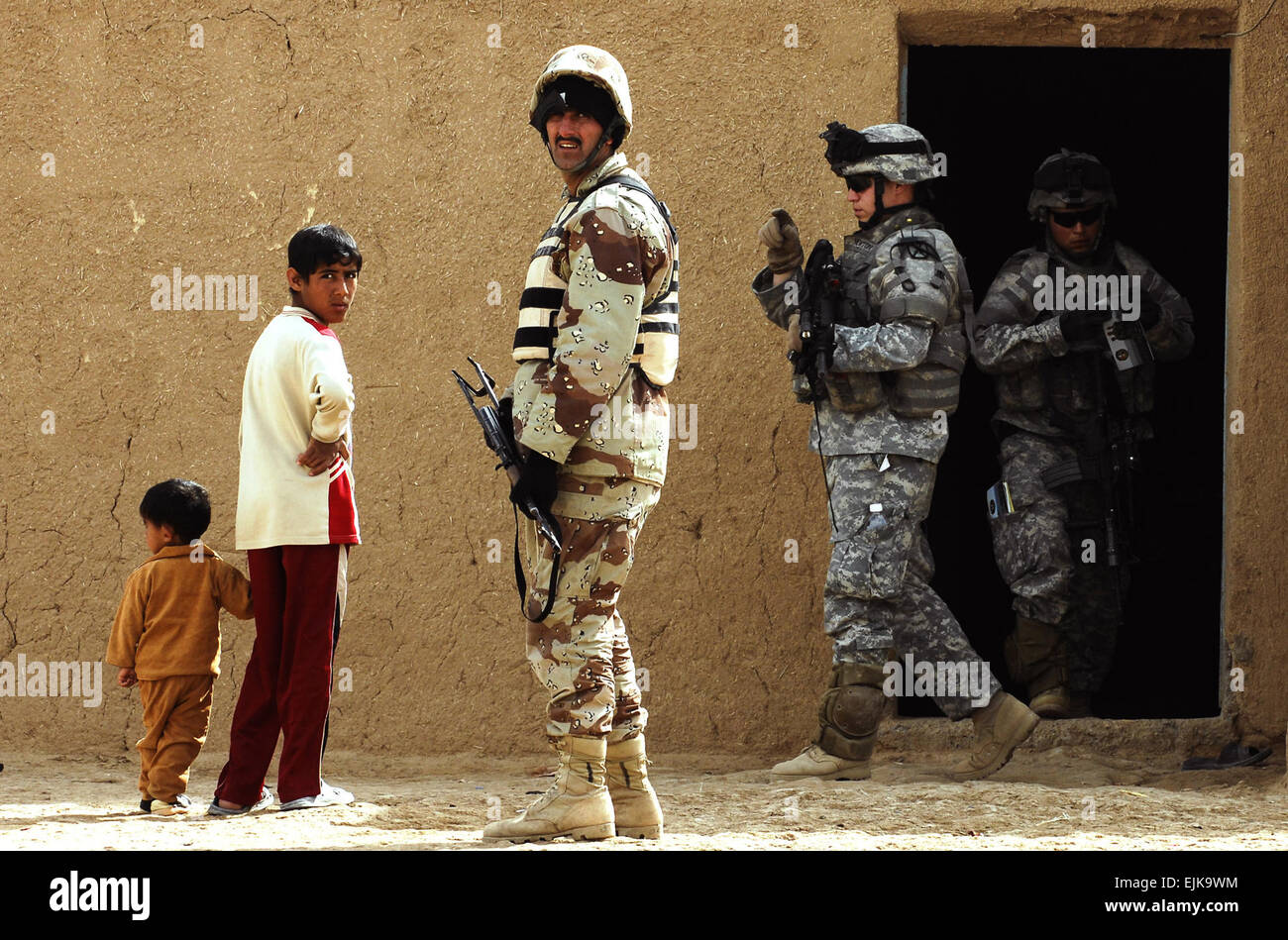 U.S. Army Soldiers from 3rd Battalion, 6th Field Artillery, 10th ...