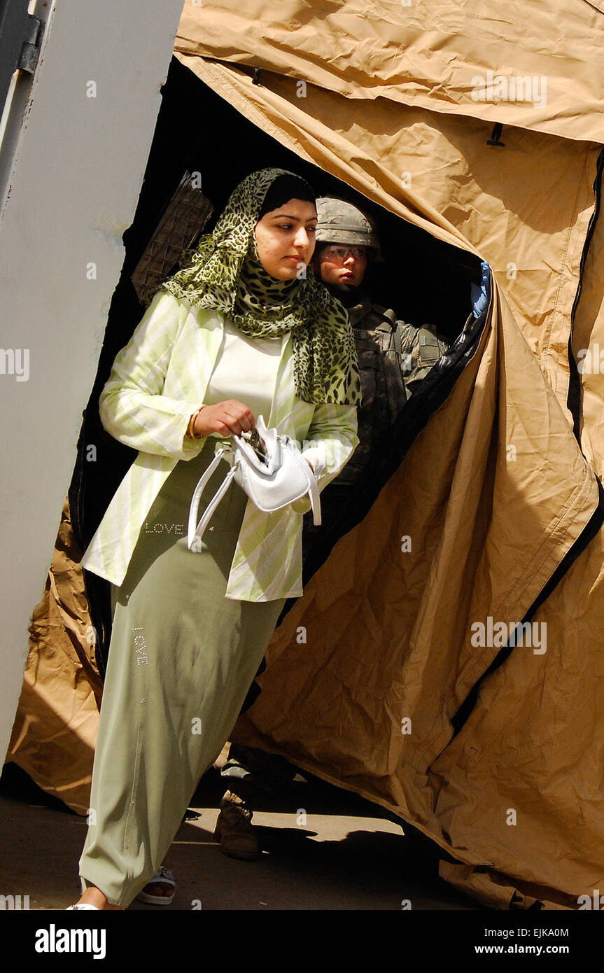 Female soldier iraq hi-res stock photography and images - Alamy