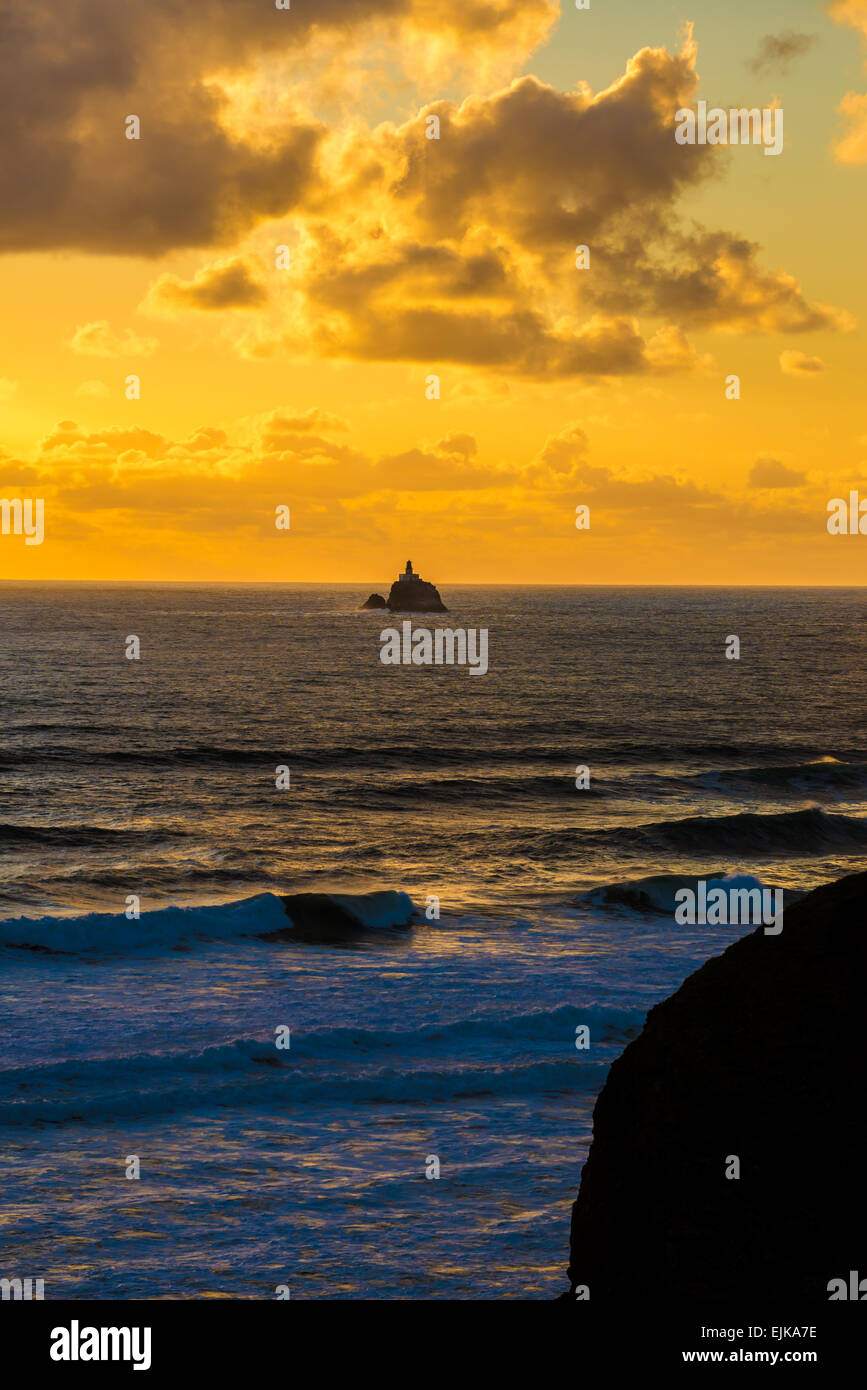 Tillamook rock lighthouse waves hi-res stock photography and images - Alamy