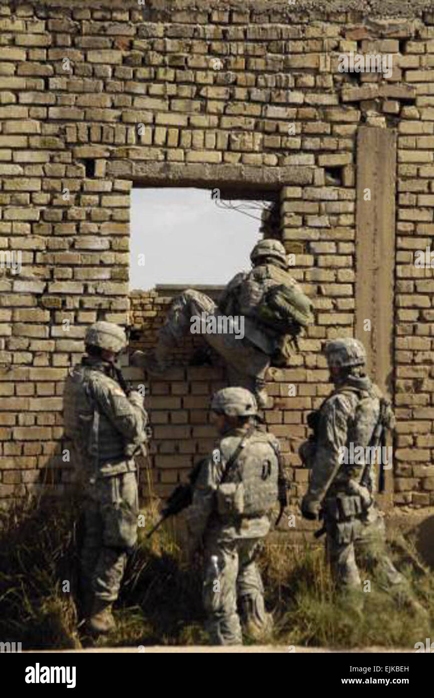 U s army soldiers climb hi-res stock photography and images - Alamy