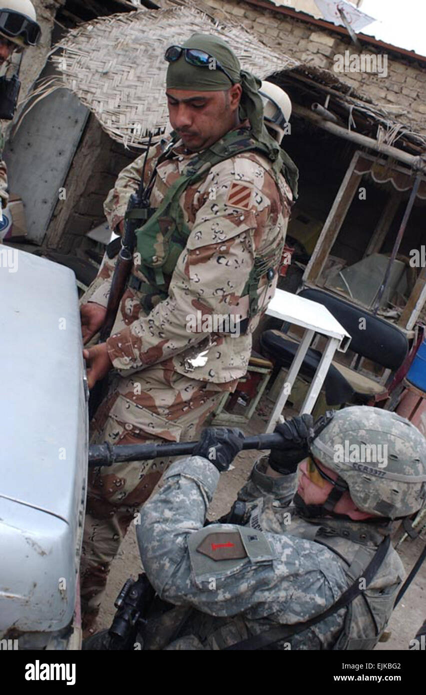 Iraqi army soldier sgt alexander hi-res stock photography and images ...