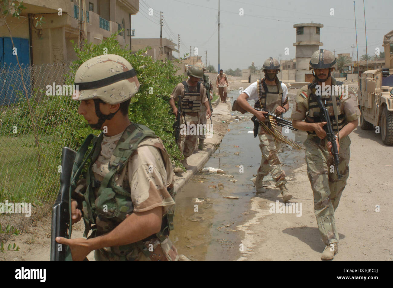 Iraqi army soldiers from 3rd Battalion, 2nd Brigade, 3rd Iraqi Army ...