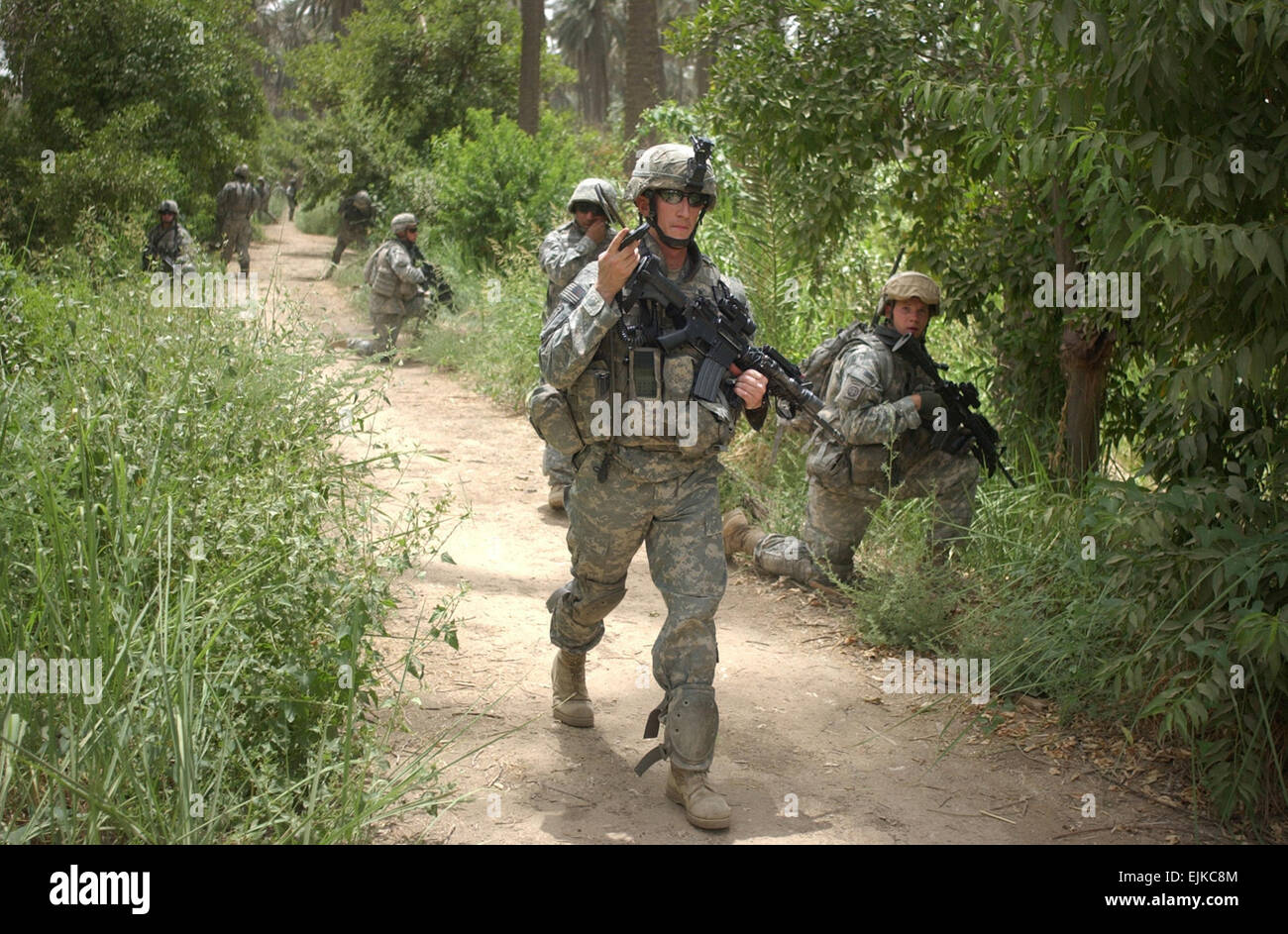 U.S. Army Paratroopers with 1st Platoon, Alpha Battery, 2nd Battalion ...