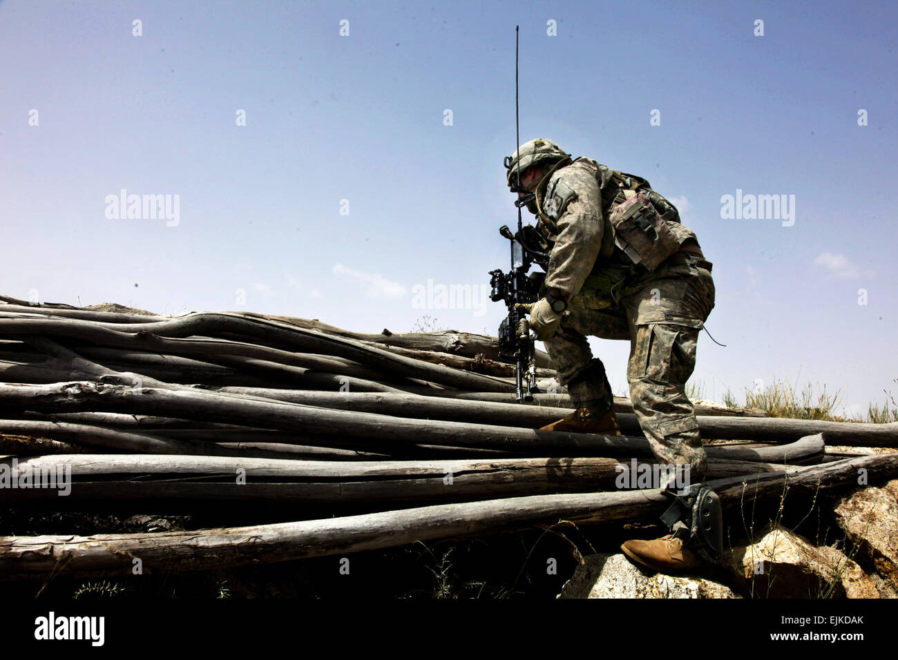 U s army soldier maneuvers onto hi-res stock photography and images - Alamy