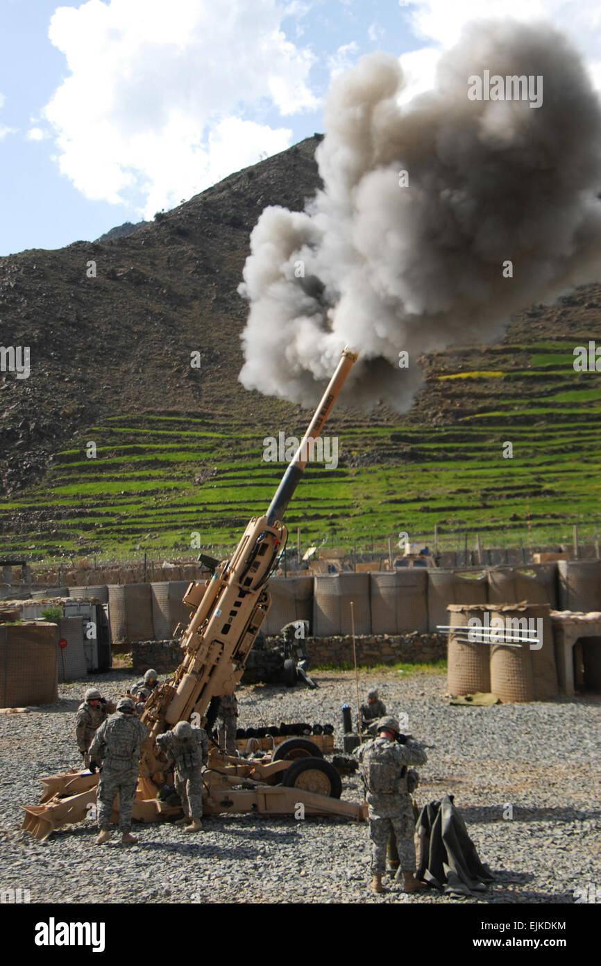 Members of Charlie Battery, 1st Battalion, 321th Field Artillery ...