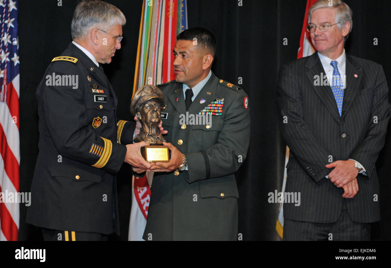 Army Chief of Staff Gen. George W. Casey Jr. presents the MacArthur ...