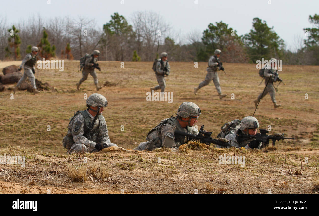 Paratroopers of Company B, 1/505 Parachute Infantry Regiment, 3rd ...