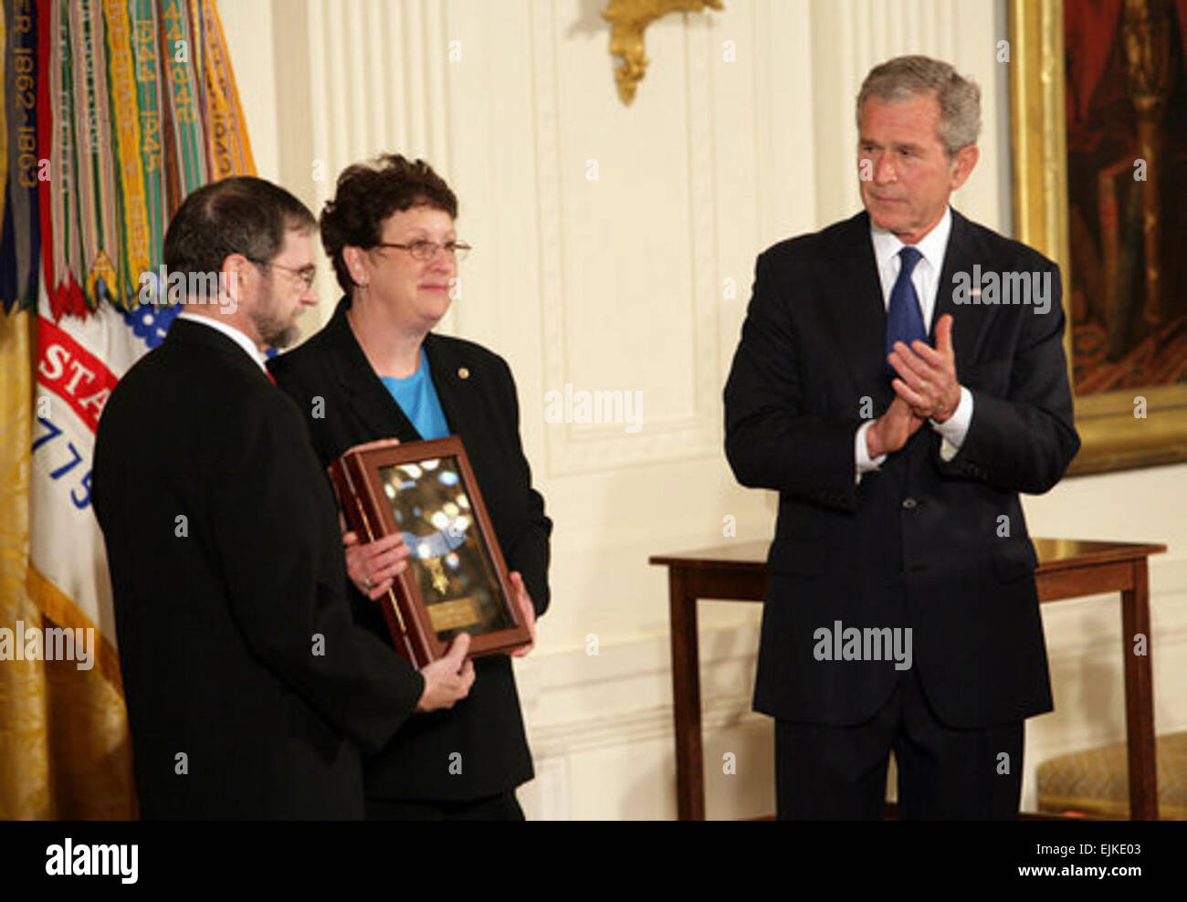 President George W. Bush leads the applause in honor of Private First ...