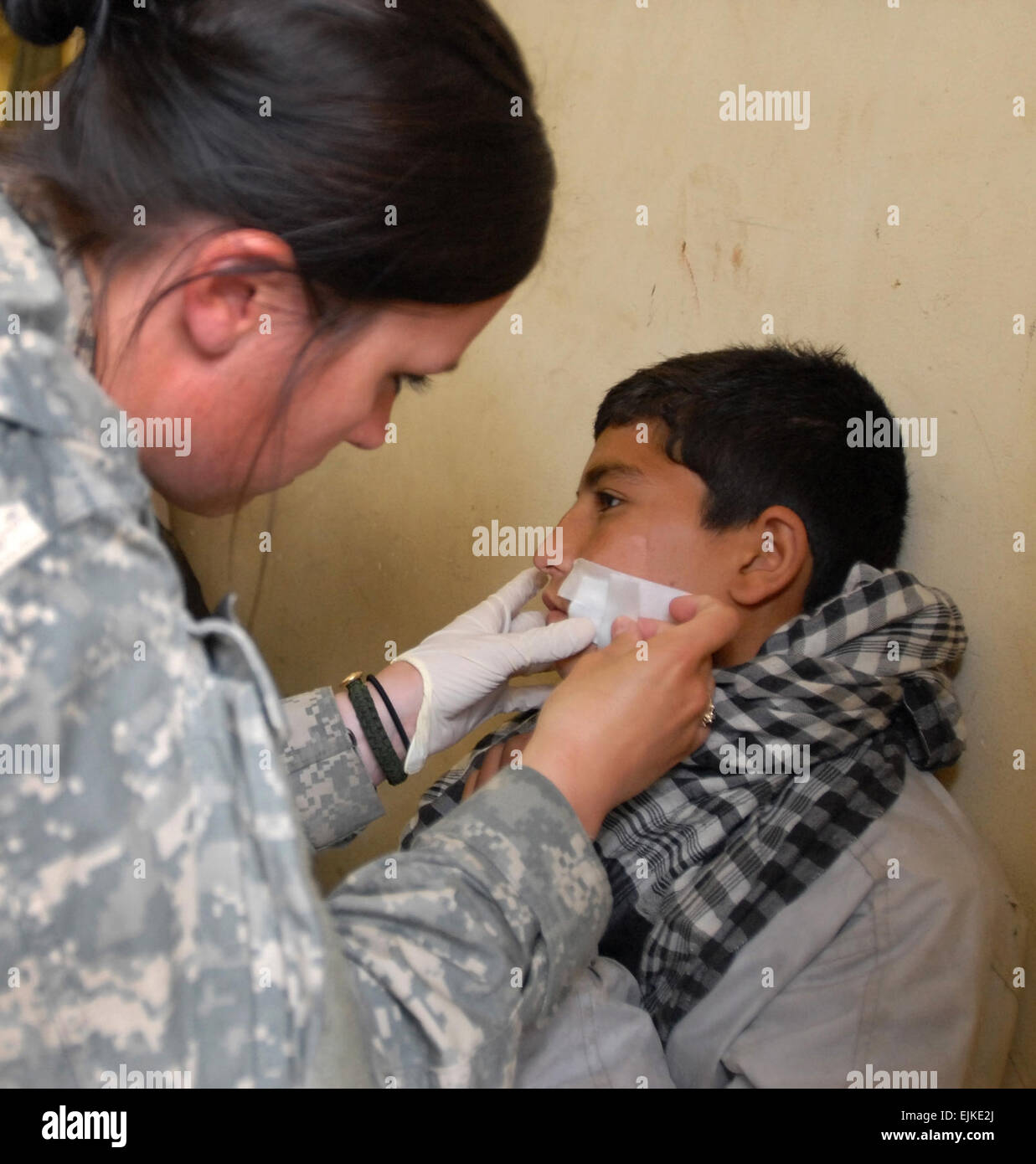 Soldier with bandage hi-res stock photography and images - Alamy