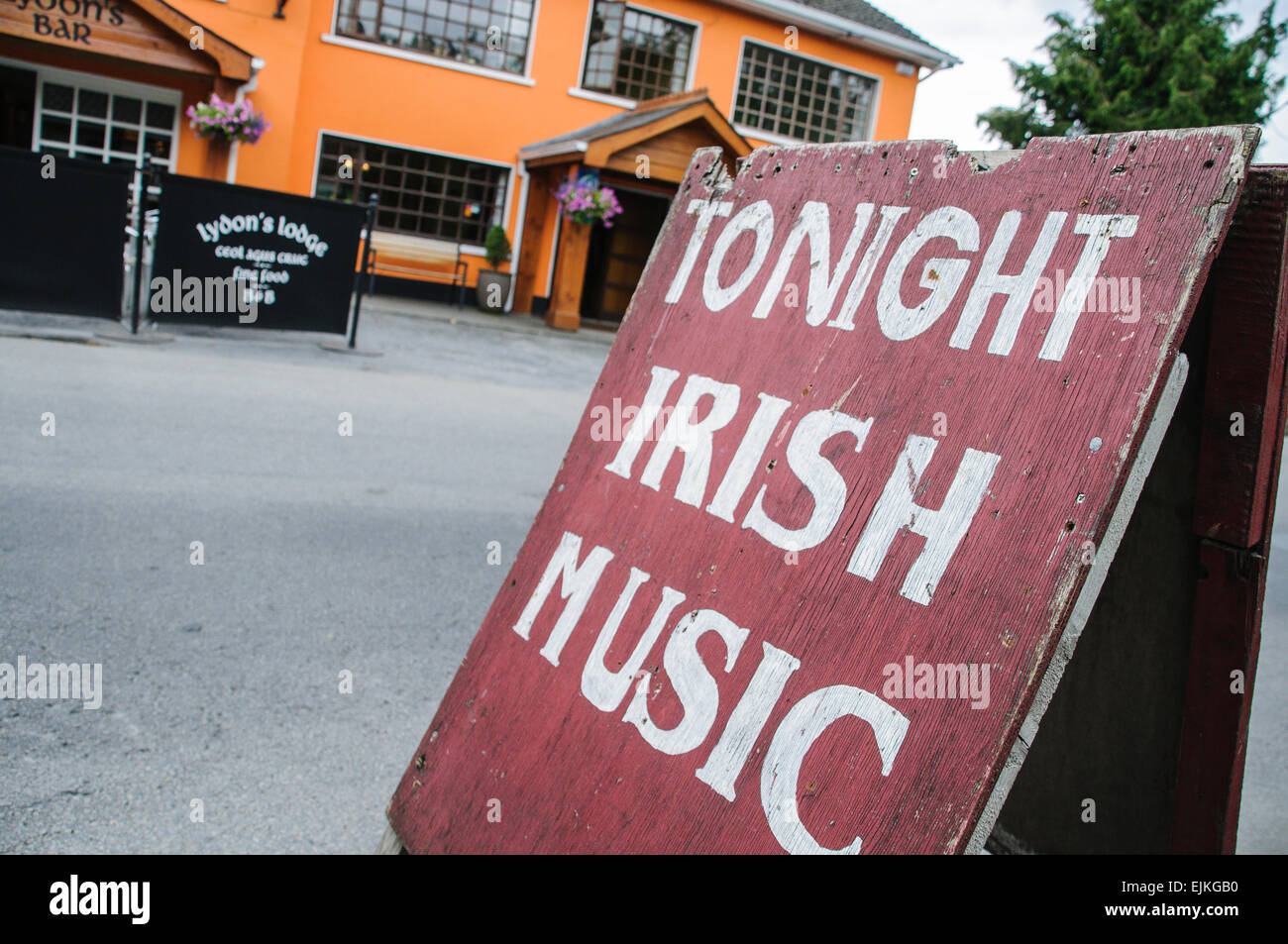 Sign outside an Irish pub advertising traditional Irish music Stock ...