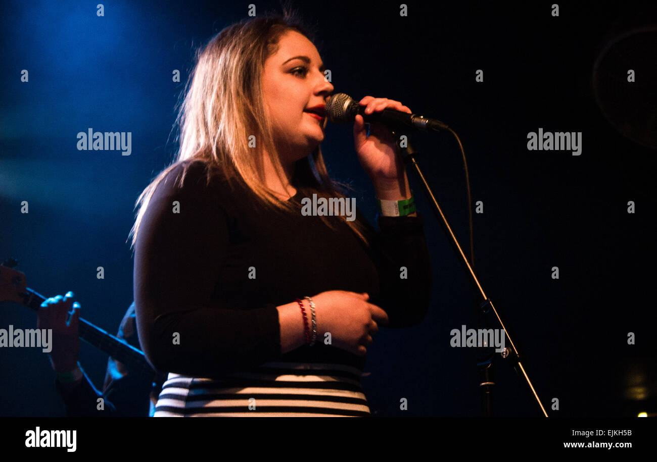 Female singer singing mic on hi-res stock photography and images - Alamy