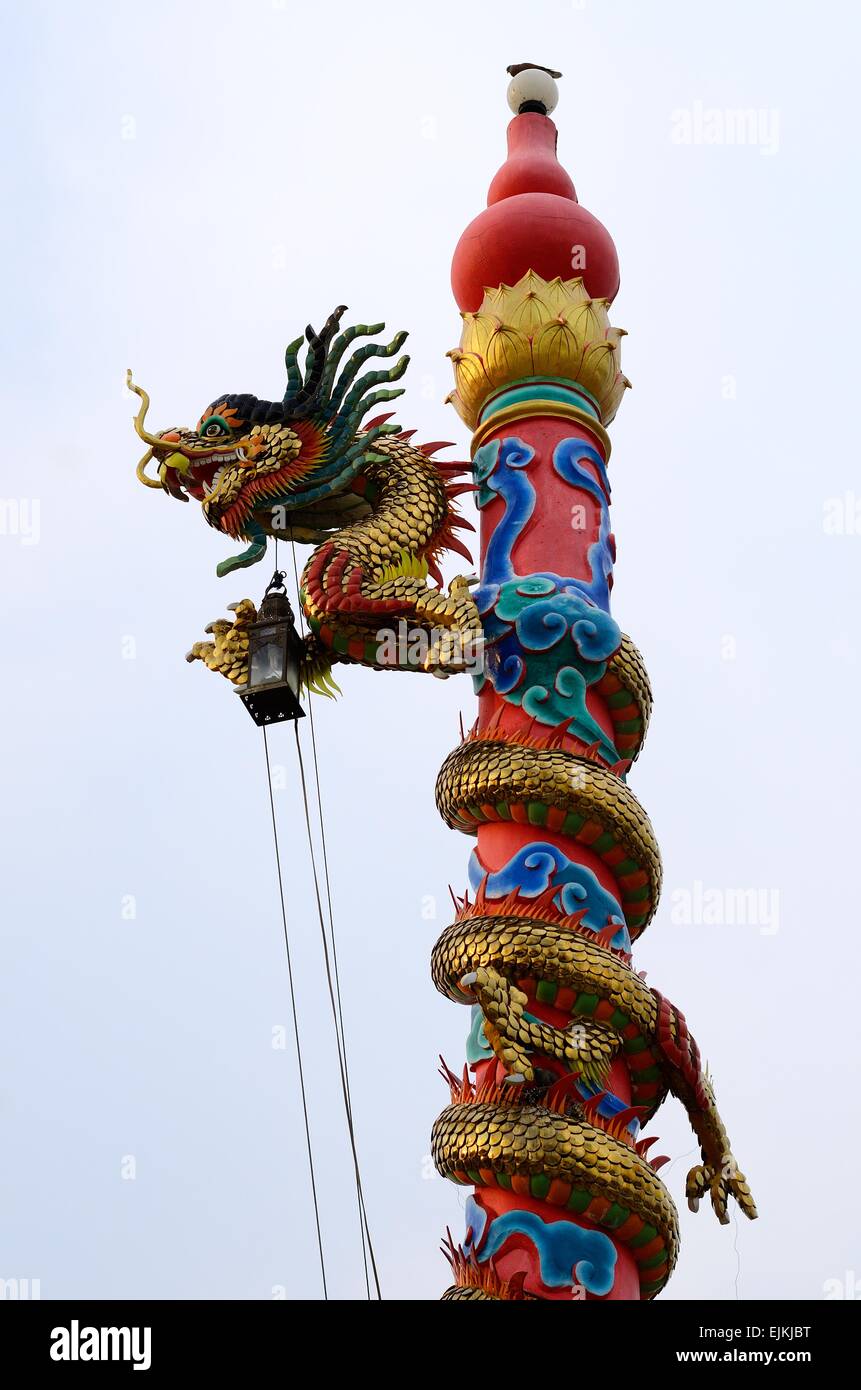 The pilla with a dragon statue in chinese temple Stock Photo - Alamy