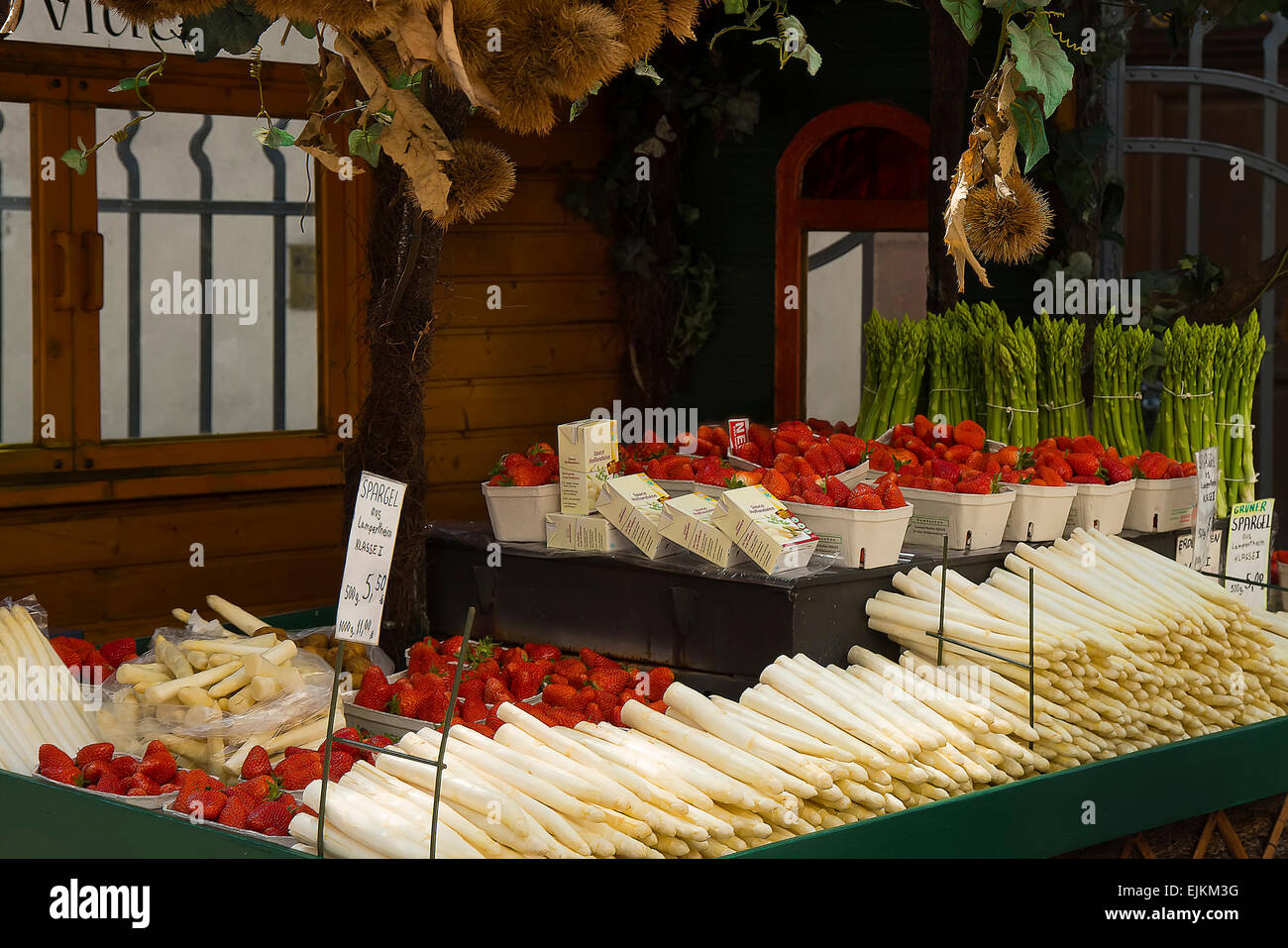 Green grocery stall hi-res stock photography and images - Alamy