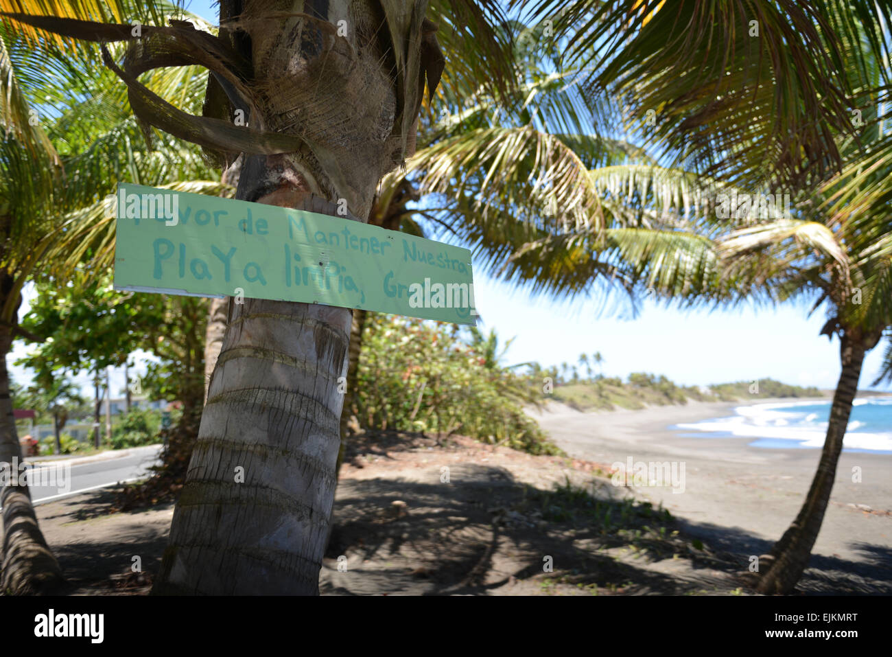 "Please put your garbage in the garbage can" sign at La Boca beach ...