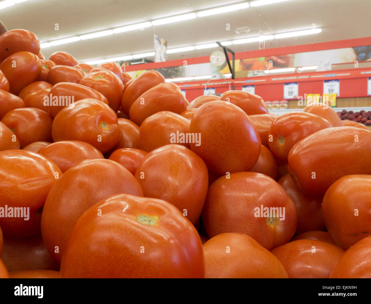 Pile of tomatoes in a supermarket display case Stock Photo - Alamy
