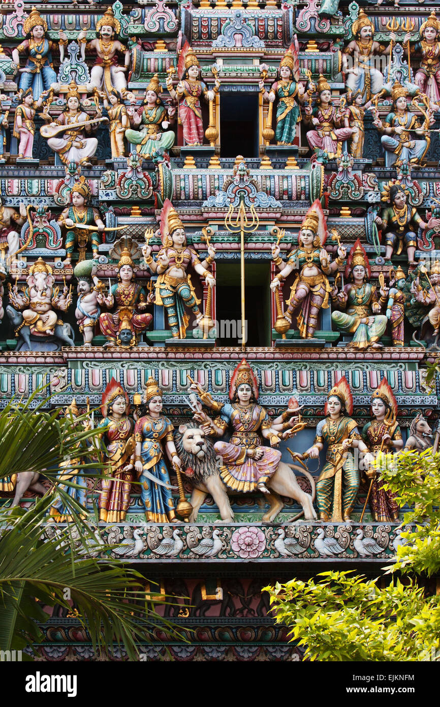 Sculptures on the hindu temple in Singapore.Characteristic hindu ... Sculptures on the hindu temple in Singapore.Characteristic hindu ...