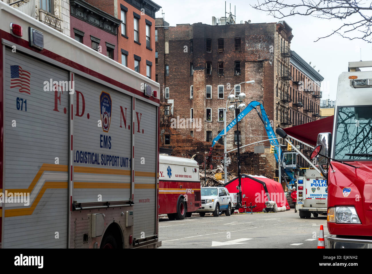 New York, NY - 28 March 2014 Search and recovery after 26 March gas ...