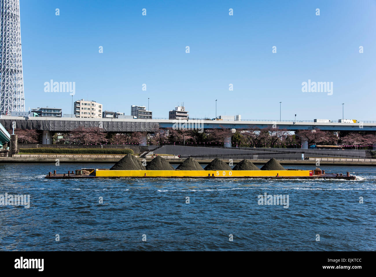 A boat carrying sand,Sumida River,Tokyo,Japan Stock Photo - Alamy