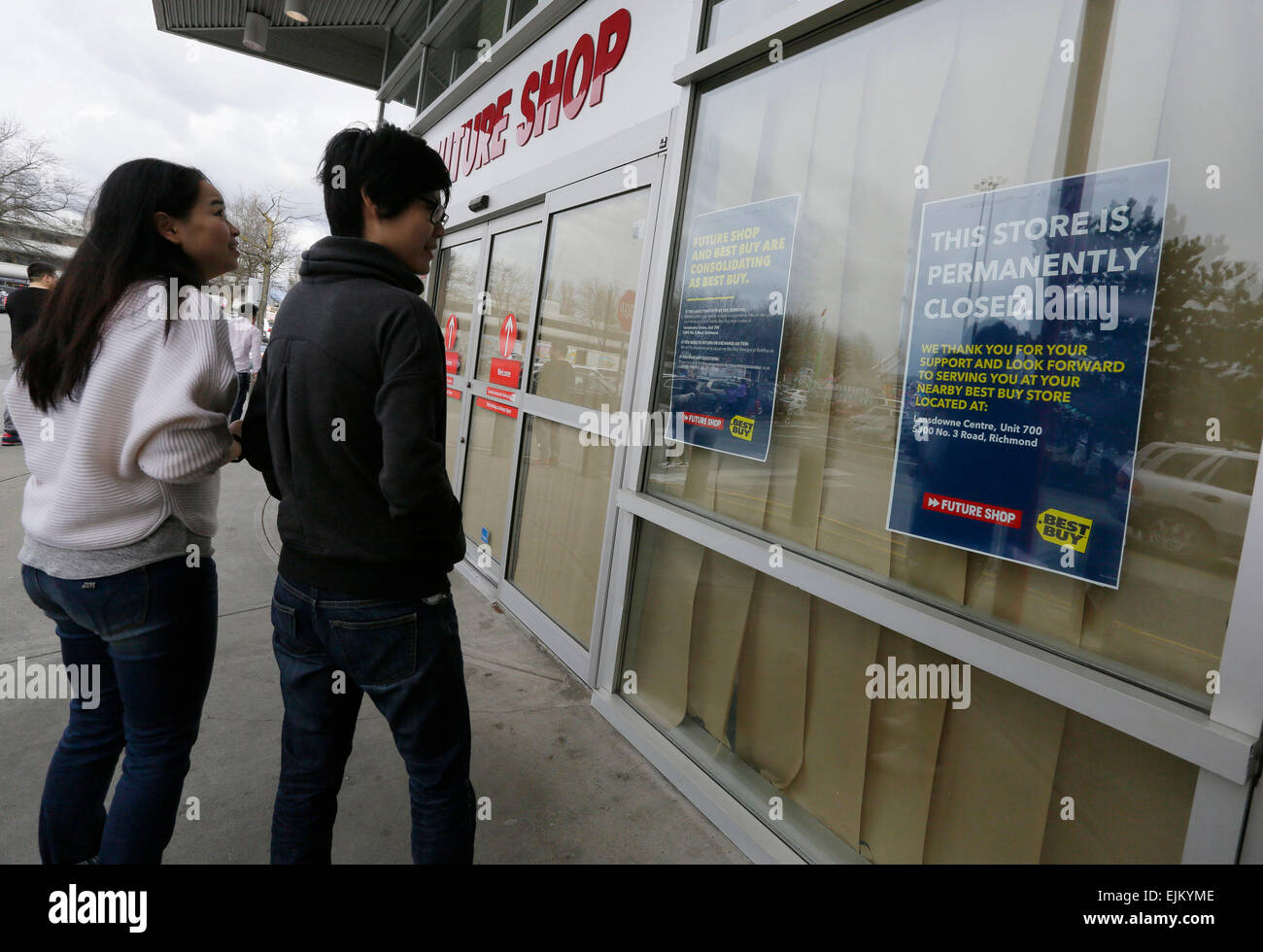 Vancouver, Canada. 28th Mar, 2015. Residents look at the notice in ...