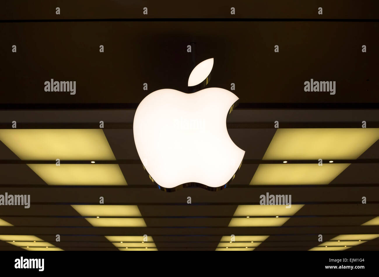Apple logo building hi-res stock photography and images - Alamy