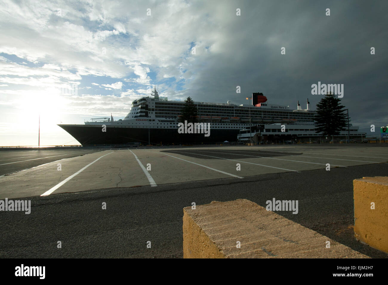 Adelaide Australia. 29th March 2015. Luxury liner Queen Mary 2 docks in ...