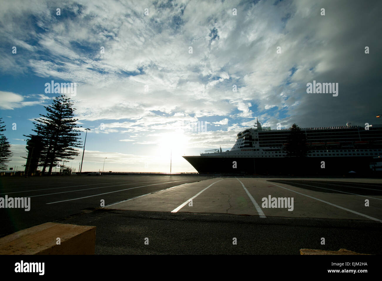 Adelaide Australia. 29th March 2015. Luxury liner Queen Mary 2 docks in ...