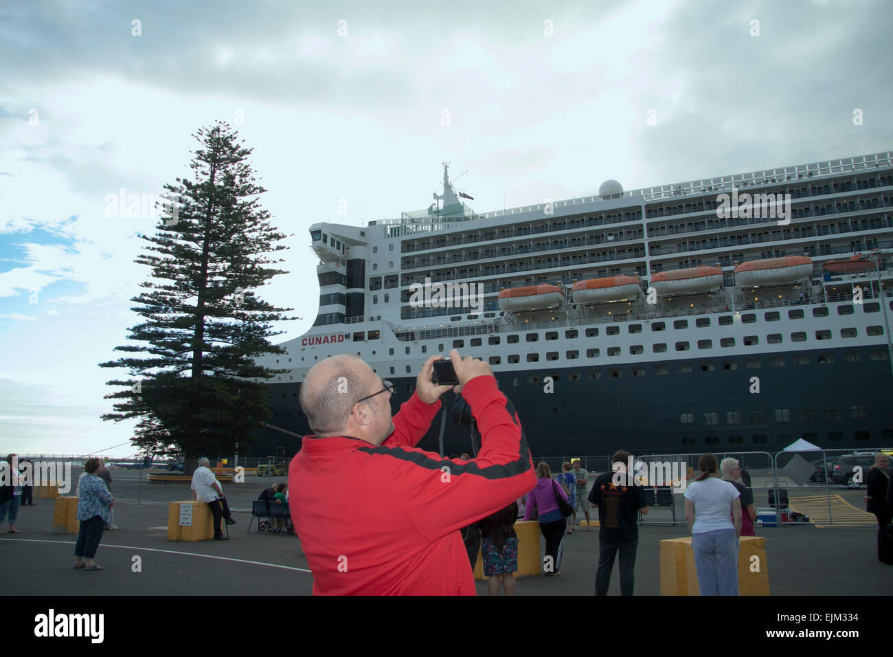 Adelaide Australia. 29th March 2015. Luxury liner Queen Mary 2 docks in ...