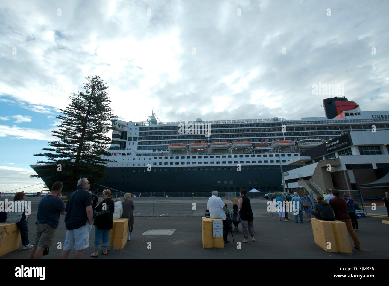 Adelaide Australia. 29th March 2015. Luxury liner Queen Mary 2 docks in ...