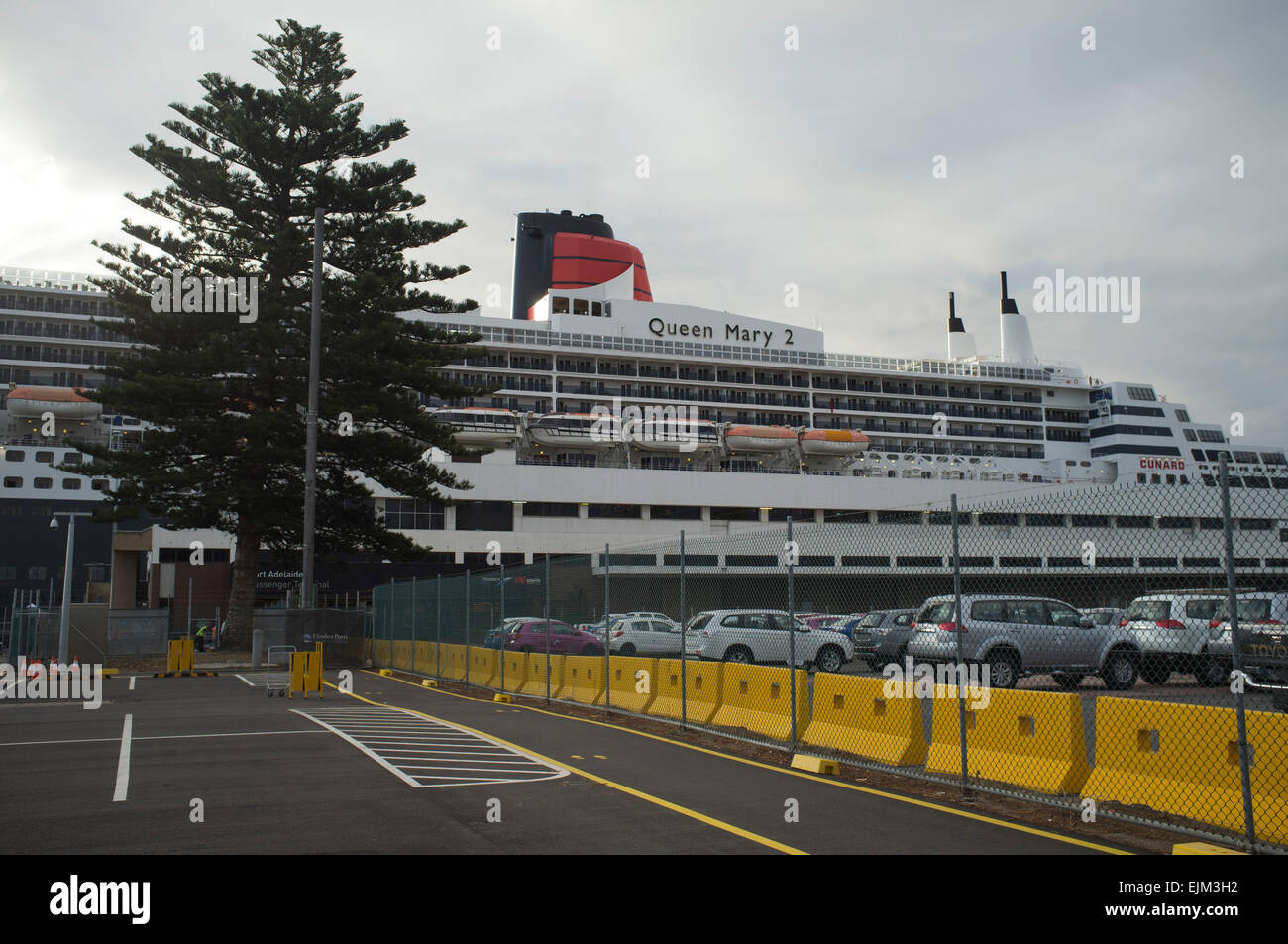 Adelaide Australia. 29th March 2015. Luxury liner Queen Mary 2 docks in ...