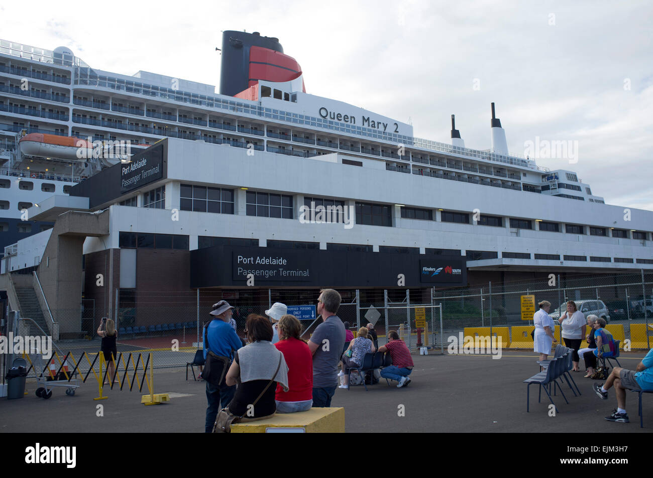 Adelaide Australia. 29th March 2015. Luxury liner Queen Mary 2 docks in ...