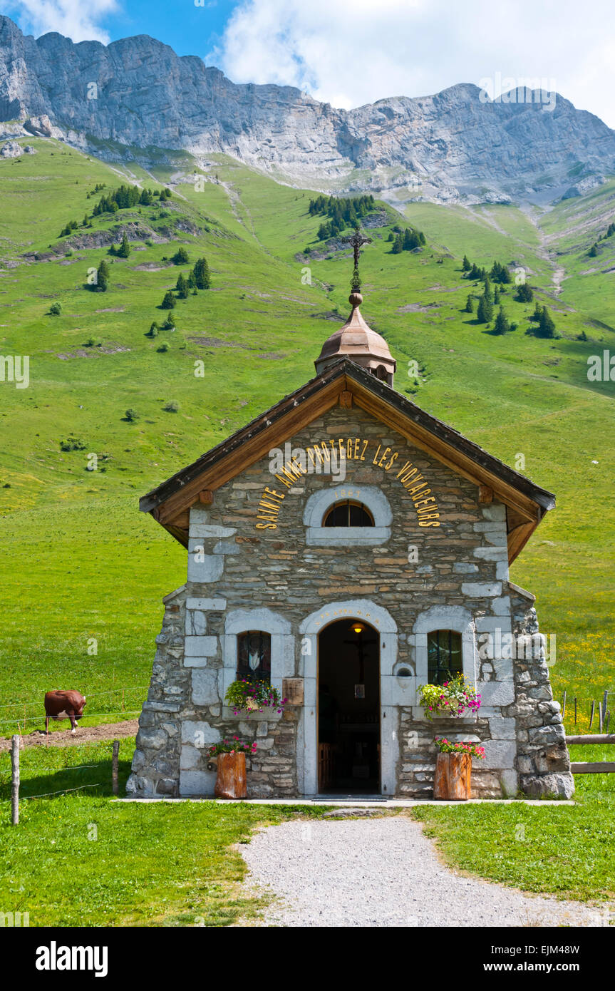 Chapel Sainte Anne protegez les voyageurs, Col Des Aravis, France Stock ...
