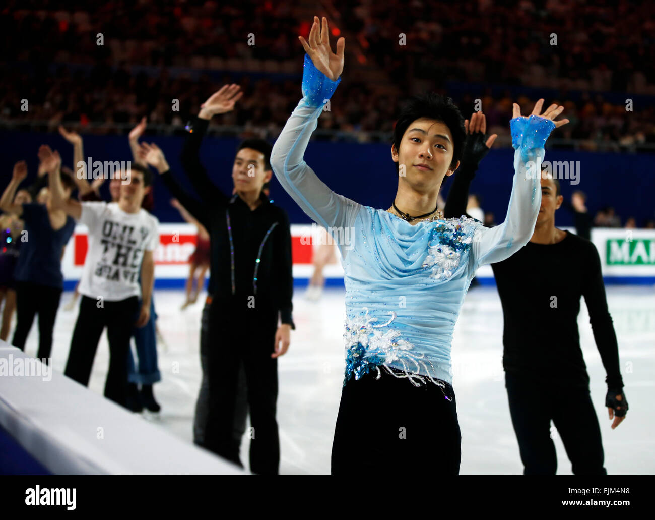 Shanghai, China. 29th Mar, 2015. Yuzuru Hanyu (front) of Japan greets ...