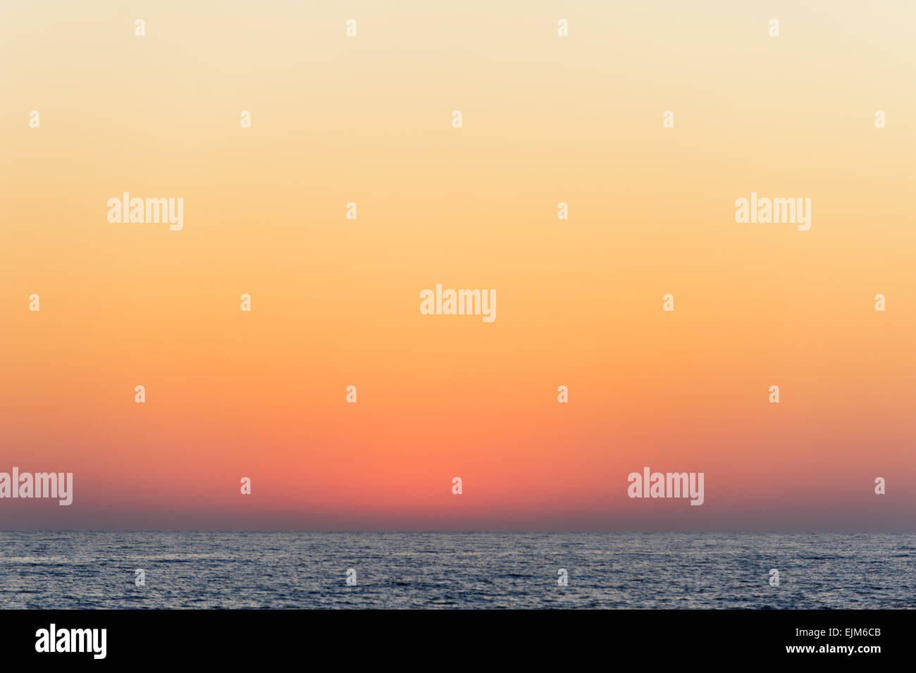 Clear sunset sky over empty ocean horizon Stock Photo - Alamy