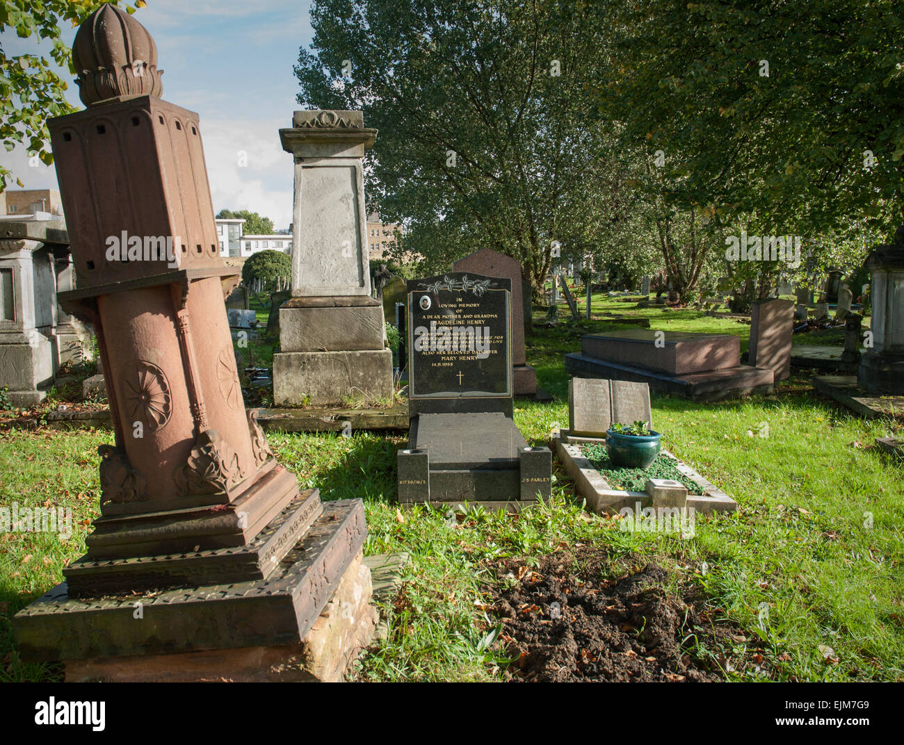 Graves in Kensal Green Cemetery London Stock Photo - Alamy
