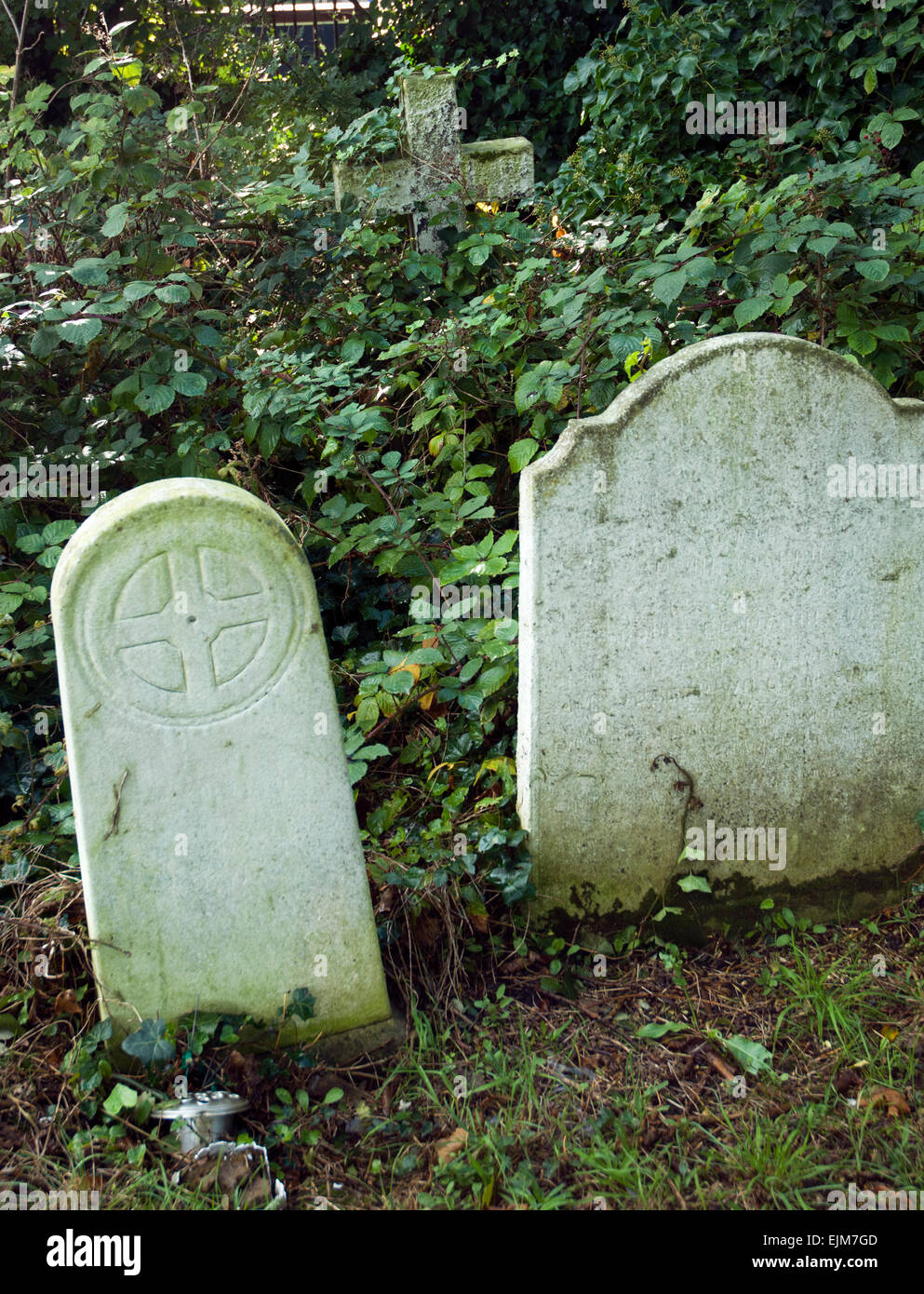 Graves in Kensal Green Cemetery London Stock Photo - Alamy