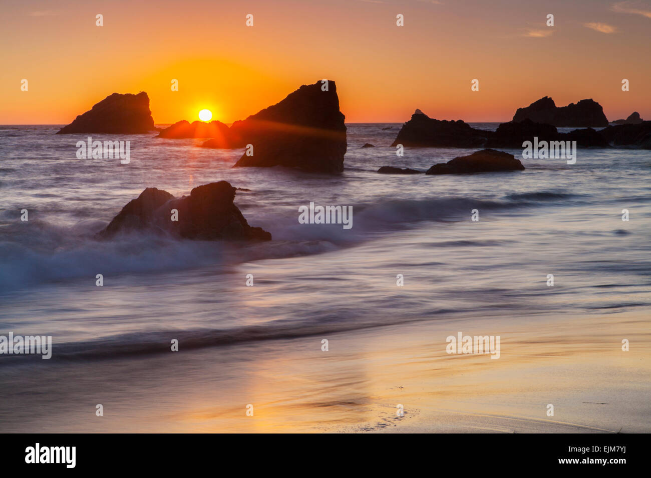 Sunset at Harris Beach in Harris Beach State Park on the Oregon coast ...