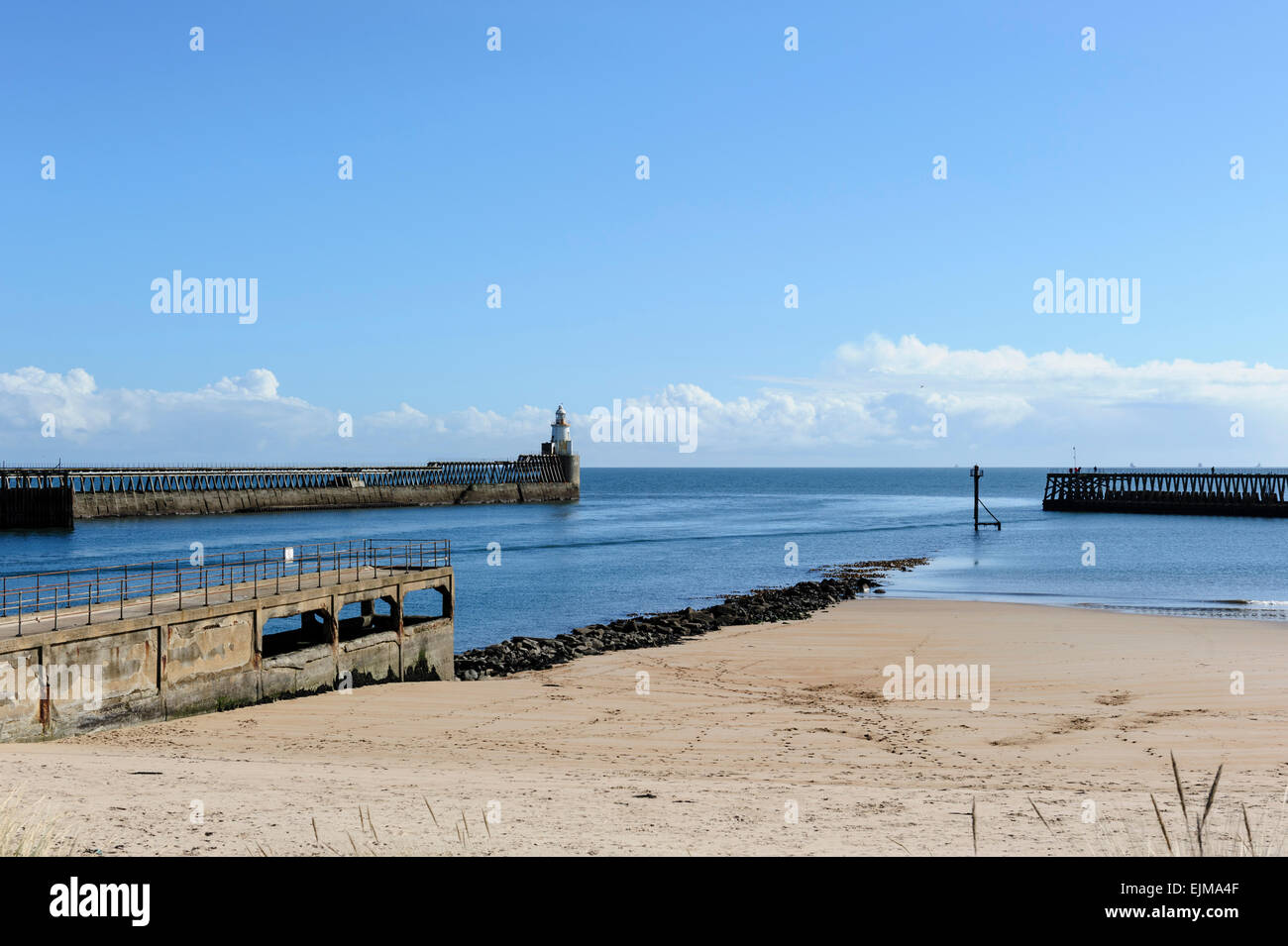 Blyth east pier lighthouse hi-res stock photography and images - Alamy