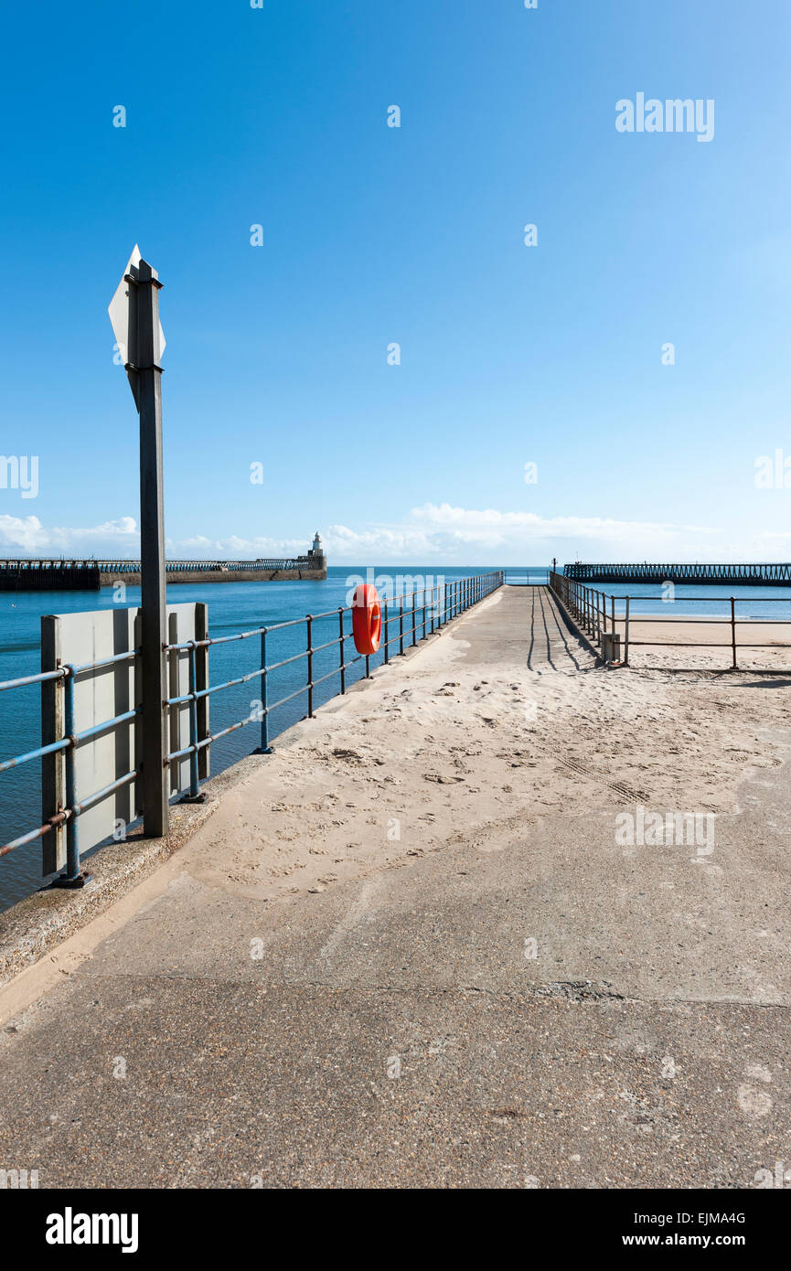 Blyth east pier lighthouse hi-res stock photography and images - Alamy