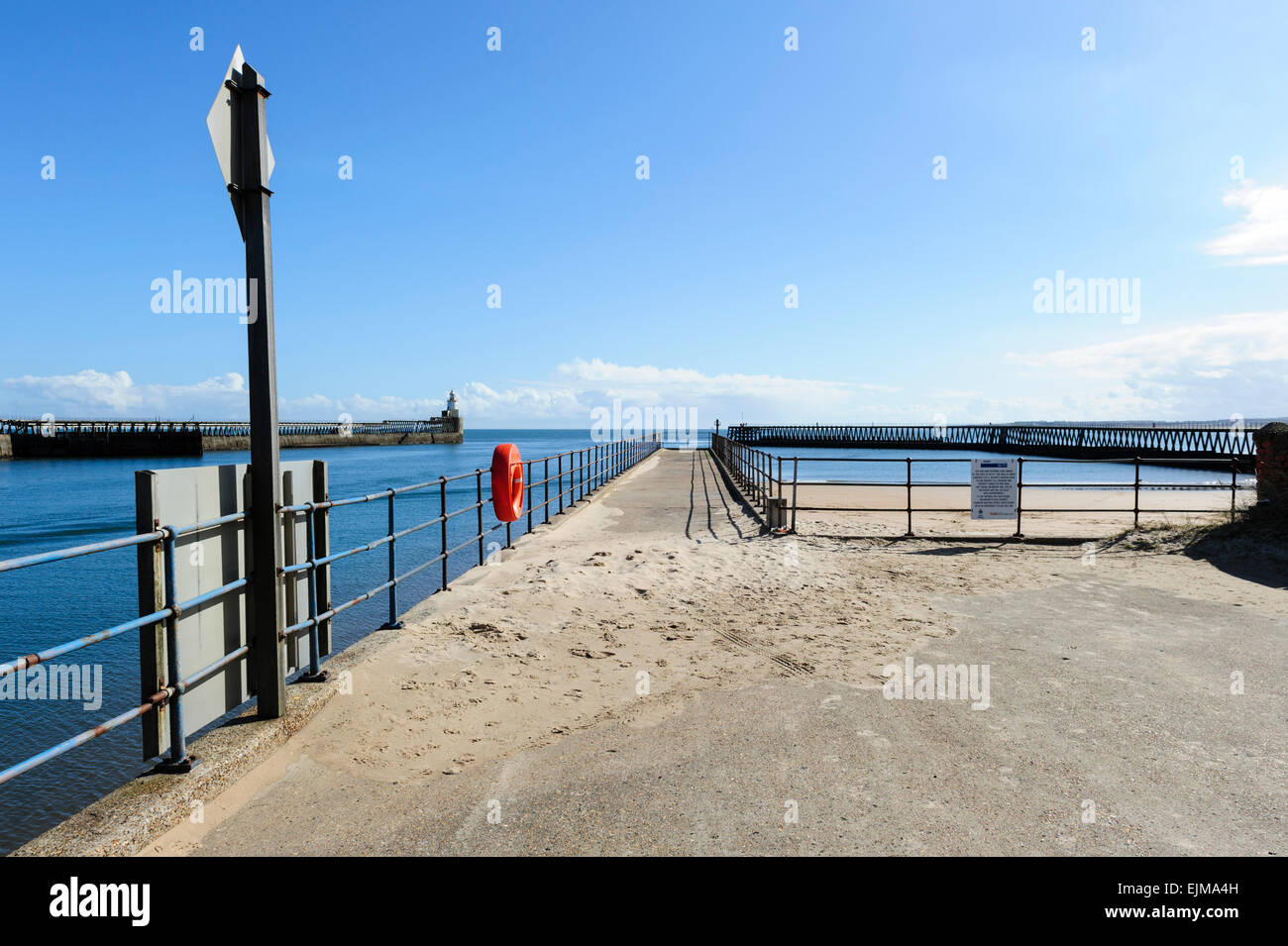 Blyth east pier lighthouse hi-res stock photography and images - Alamy
